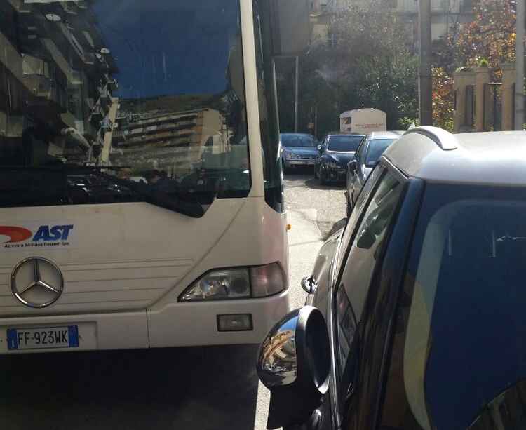 Un film già visto: un’auto parcheggiata male, il bus non passa e il ... Un film già visto: un’auto parcheggiata male, il bus non passa e il ...